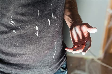 손과 옷에 흰색 페인트 입자를 가진 장인 작업 개조 더러운 작업 교육 직업 을 직접 할 수 있습니다 더러운에 대한 스톡 사진 및 기타 이미지 Istock