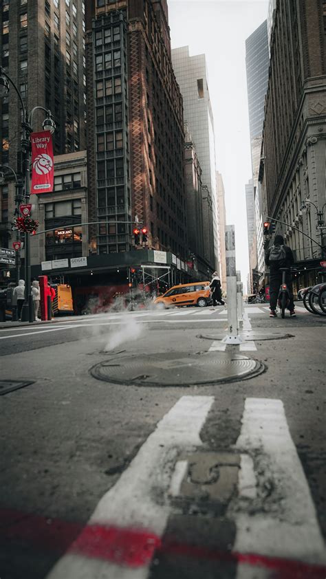 고층 건물로 둘러싸인 도시 거리의 소화전 사진 Unsplash의 무료 뉴욕 이미지
