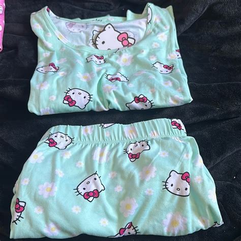 Hello Kitty Intimates And Sleepwear Hello Kitty Daisy Pajama Set