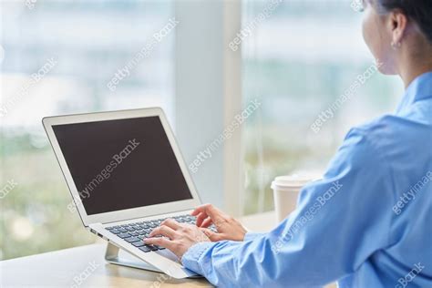 비즈니스우먼 일 물리적활동 오픈형오피스 사무실 카페 노트북사용 컴퓨터사용 이미지 Jv13689916 게티이미지뱅크