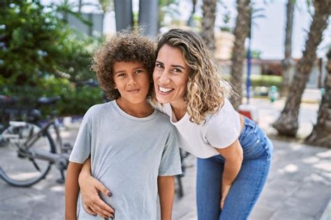 Madre E Hijo Sonriendo Confiados Abraz Ndose Unos A Otros En La Calle Foto Premium