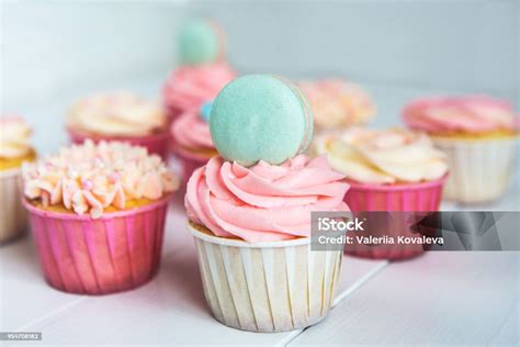 달콤한 컵에 케 한 익을 크림 꾸며진 진저 구슬 및 부드러운 세련 된 여자 또는 작은 공주에 대 한 Makarons 0명에 대한 스톡 사진 및 기타 이미지 Istock