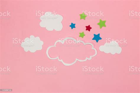 복사 공간 작은 구름과 구름 주위의 다채로운 별 분홍색 배경 창조적 인 예술 현대 디자인 추상적 인 아이디어 맑은 공기 분홍색