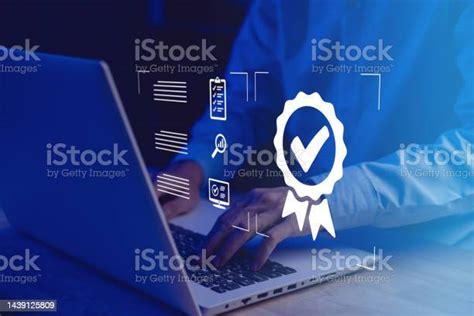노트북 을 통해 최고의 서비스의 표시를 가진 사업가 Iso 인증 보증 품질 보증 표준 및 표준화 개념 고객 서비스 평가 및