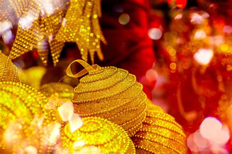 골드 볼 장식 크리스마스 트리에 대 한 거입니다 반짝 빛 메리 크리스마스 장식 배경 복사 공간 텍스트 메시지 또는 로고에 대 한 플레어 시즌의 Greetin 사회 또는