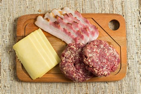 햄버거를 요리 재료입니다 나무도 마 치즈 베이컨 나무 배경탑 뷰 위에 원시 지상 쇠고기 고기 Cutlets 0명에 대한 스톡