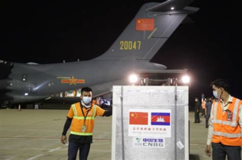 中国援柬埔寨新冠疫苗运抵金边