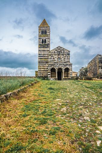 바실리카 델라 첸트로 스토리코 트리니타 디 사 카 르 기아 는 이탈리아 사르디 니 아 북부의 로마네스크 양식의 교회입니다 현지