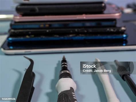 오래된 깨진 스마트 폰 및 수리 도구 컴퓨터 장비 휴대 전화 전자 제품 수리 현대화 및 기술의 개념 Stem 주제에 대한 스톡 사진 및 기타 이미지 Istock