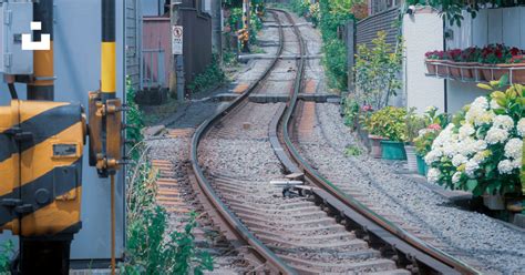 작은 마을을 가로지르는 기찻길 사진 Unsplash의 무료 철도 이미지