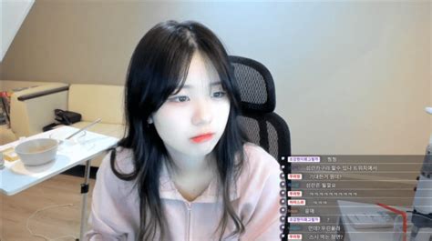 요즘 트위치에서 핫한 버튜버 유니 빨간약 ㄷㄷ 커뮤니티 아프리카tv E스포츠