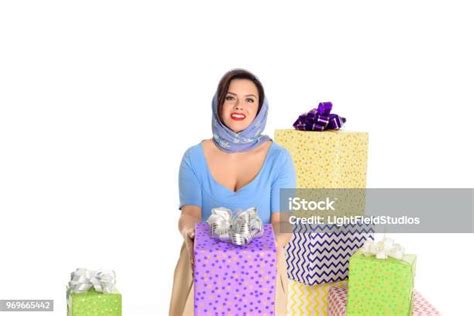 여자 선물 상자를 들고와 카메라 흰색 절연 미소가 아름 다운 핀 갈색 머리에 대한 스톡 사진 및 기타 이미지 갈색 머리 공휴일 과체중 Istock