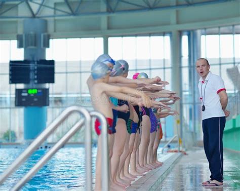 Группа в составе счастливые дети детей на бассейне Стоковое Изображение изображение