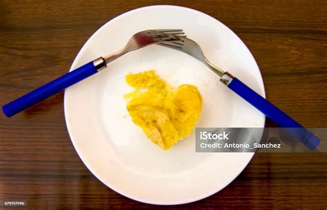 하트 모양과 두 개의 포크가 나무 테이블에 인터레이스 애플 파이의 조각 낭만주의에 대한 스톡 사진 및 기타 이미지 낭만주의 다중 색상 발렌타인 카드 Istock