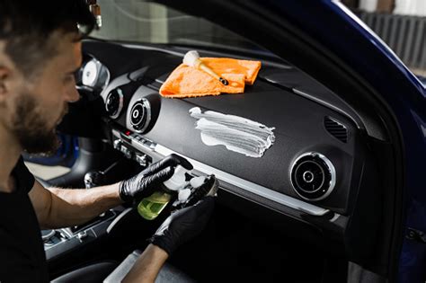 브러시를 사용하여 자동차의 내부 거품 및 세제 청소 자동 청소 서비스 내부의 깨끗한 차 작업자 자동차 인테리어 디테일 25 29세에 대한 스톡 사진 및 기타 이미지 Istock