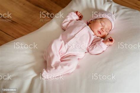 1 주일의 귀여운 신생아 소녀는 자연 광에 흰색 담요에 달콤하게 자고 여자 아기에 대한 스톡 사진 및 기타 이미지 여자 아기 아기 낙하복 Istock
