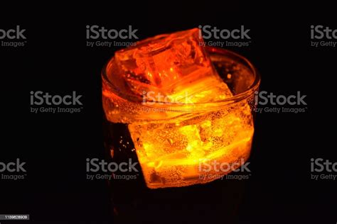 빛나는 얼음 큐브와 음료의 매우 아름답고 멋진 이미지 샴페인 한 잔에 거품이있는 밝은 색상 편안하고 소중한 삶과 맛있는 스파클링 음료의 홍보 이미지 1에 대한 스톡 사진 및