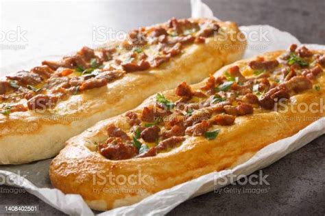 마케도니아 파스 르마 즐리야 파이 고추 고기와 달걀 덩어리 라드 및 양피지에 바삭 바삭한 껍질 클로즈업으로 만든 파이 가로 0명에 대한 스톡 사진 및 기타 이미지 Istock