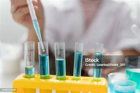 교육 과학 화학 및 어린이 개념 학교 실험실에서 실험을 만드는 시험관을 가진 어린이 또는 학생 12 13세에 대한 스톡 사진 및 기타 이미지 Istock