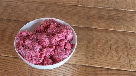 나무 테이블에 흰색 그릇에 다진 고기의 일부 부엌에서 다진 고기로 가득 트레이 0명에 대한 스톡 사진 및 기타 이미지 0명 가루로 빻은 건강에 좋지 않은 음식