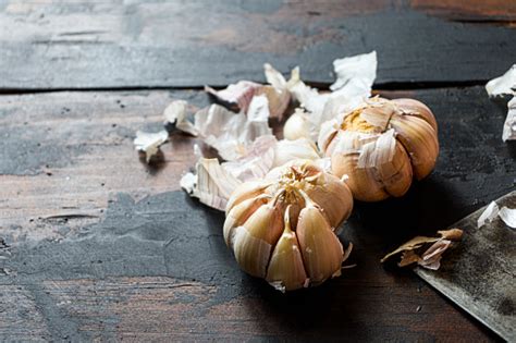 마늘 생 고기 쇠고기 스테이크와 절단 칼 근처에 있다 스테이크를 요리하기 위해 준비된 생 쇠고기 고기 스테이크 향신료 허브 로즈마리 마늘을 요리하는 재료 옆에 있습니다 측면