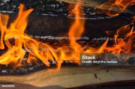 불과 연기의 혀와 불에 나무 로그의 나무 굽기 뜨거운 탄 판자 텍스처 배경 꺼져 가는 불에 대한 스톡 사진 및 기타 이미지 꺼져 가는 불 노랑 모닥불 Istock