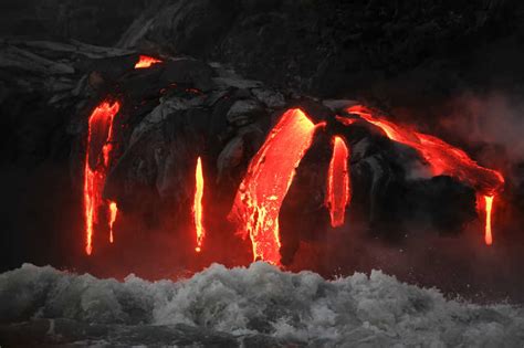 火山冒着红色的烟雾图片 即将喷发的火山冒着红色的烟雾素材 高清图片 摄影照片 寻图免费打包下载