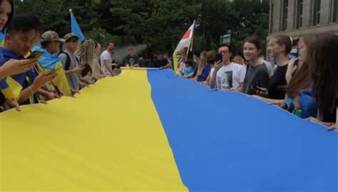 На центральній площі Сеула розгорнули 20 метровий прапор України