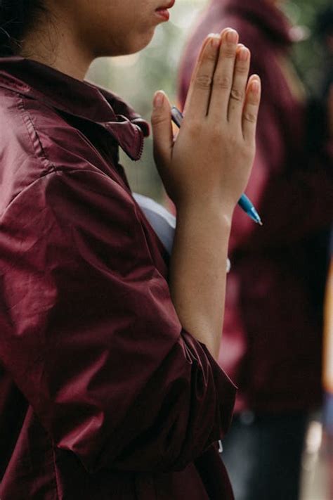 개인 공간 고요한 기도 기도하는 손 내성 눈을 감다 니트 스웨터 라이트 크림 라이프스타일 마음가짐 마음챙김 생활 명상하는 미니멀리스트 믿음 부드러운