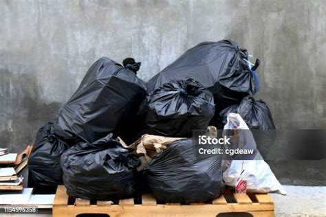 쓰레기 더미 플라스틱 블랙 과 쓰레기 봉투 스택 많은 폐기물 가득 찬에 대한 스톡 사진 및 기타 이미지 가득 찬 가방 가사 집안일 Istock