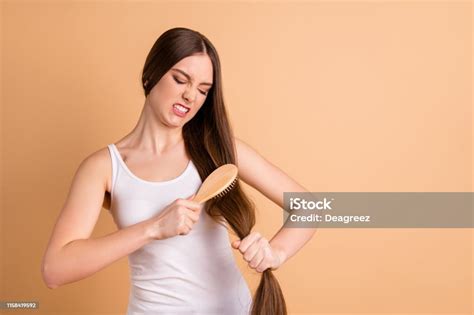 그녀의 초상화 그녀 보기 좋은 잘 손질 자극 피곤 한 여자 어려운 빗질 실크 헤어 효과 수리 각 질 살롱 절차 집 국내 베이지 색 배경에 고립 T 셔츠에 대한 스톡 사진 및