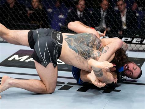 Download Nikita Krylov Headlock By Opponent Wallpaper