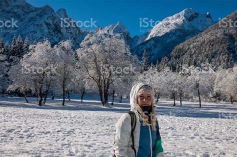 젊은 여 자가 즐기는 아침 겨울 짧은 서사시 줄리안 알프스 이탈리아 유럽 걷기에 대한 스톡 사진 및 기타 이미지 걷기 겨울 계곡 Istock