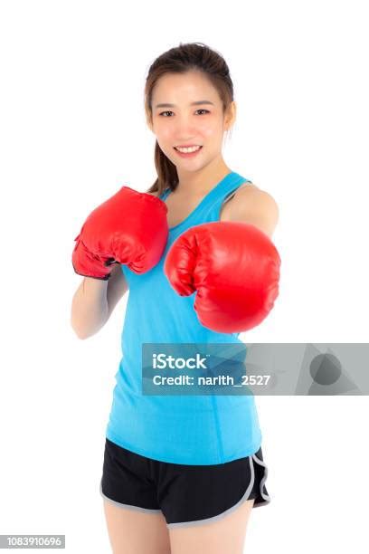 아름 다운 초상화 젊은 아시아 여자 강도와 강도 흰색 배경 여자 운동 운동에 고립 빨간 권투 장갑을 끼고 펀치 건강 개념 스포츠 훈련 이다 개념에 대한 스톡 사진 및 기타