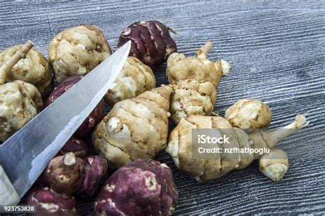 예루살렘 아 티 초 크 다음 판에 나무 바닥에 칼으로 잘라 고 먹고 예루살렘 아 티 초 크 접시에 준비 0명에 대한 스톡 사진 및 기타 이미지 Istock