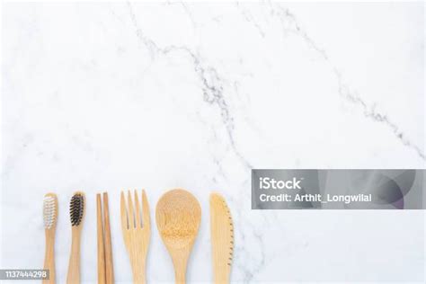 지구의 날 세계 환경 플라스틱 무료 부엌 편평한 누워 라이프 스타일 욕실 재사용 나무 제품을 저장 하기 위한 깨끗 한 흰색 대리석 테이블 평면도 배경 개념에 대나무 나무 칫