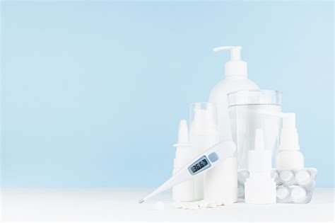 예방 및 테라피 질병 및 질병 건강 36 6 온도계 스프레이 연고 흰색 테이블에 알약 파란색 벽 복사 공간을 위한 흰색 병 모형이 있는 의료 및 치료 배경 Number 36