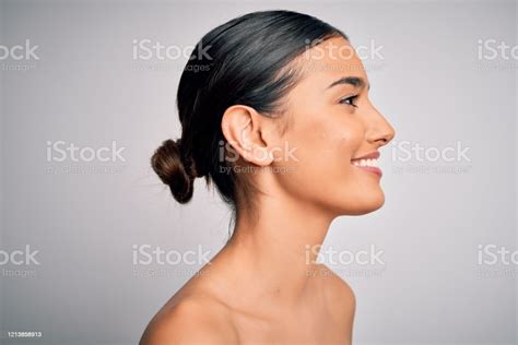 깨끗하고 순수한 피부와 젊은 아름다운 여자의 클로즈업 자연 메이크업을 입고 완벽하고 깨끗한 스킨 케어 신선하고 건강한 찾고 행복 미소 수술에 대한 스톡 사진 및 기타 이미지