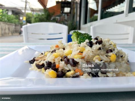 직물 배경 철저 한 채식 주의자 또는 채식주의 음식에 흰 접시에 야채와 튀긴된 쌀 타이 요리 갈색에 대한 스톡 사진 및 기타 이미지 Istock