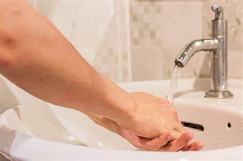 화장실에서 싱크대 위에 비누로 손을 씻는 남자의 클로즈업 개수대에 대한 스톡 사진 및 기타 이미지 개수대 건강관리와 의술 기포 Istock
