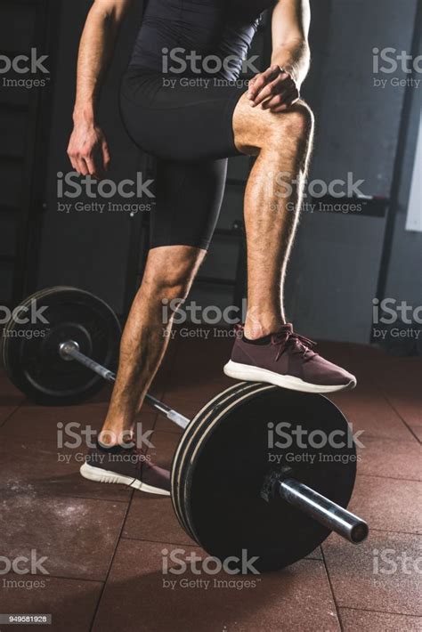 헬스 클럽에서 바 벨에 서 서 휴식 스포츠맨의 이미지를 자른 건강한 생활방식에 대한 스톡 사진 및 기타 이미지 건강한 생활방식 교차 훈련법 근육질 체격 Istock