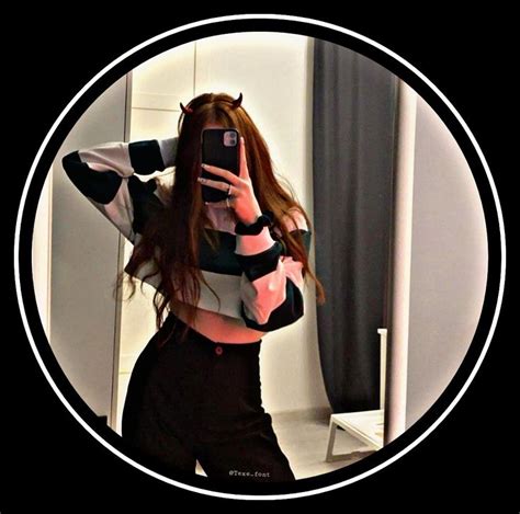 Pin By Parmida Milandari On Aesthetic Girl Beautiful Italian Women Pretty Girls Selfies Cool