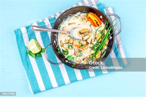 아로마 허브와 레몬 크림 밀크 소스에 홍합 상단 파란색 배경 보기 상위 뷰 크림 유가공 식품에 대한 스톡 사진 및 기타 이미지 크림 유가공 식품 홍합 0명 Istock