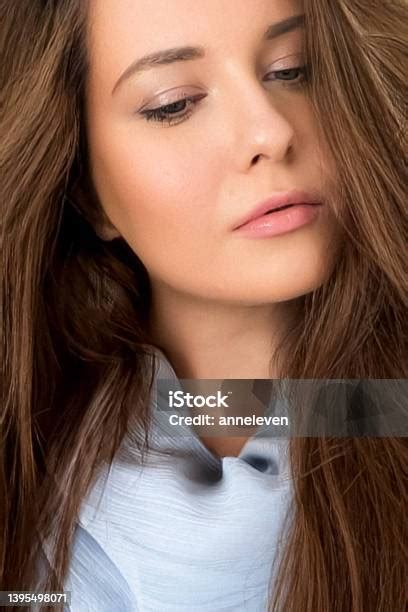 뷰티 초상화 긴 머리와 자연스러운 얼굴 메이크업 패션과 매력적인 룩 스킨 케어 화장품 및 헤어 케어를 가진 아름다운 여성 30 34세에 대한 스톡 사진 및 기타 이미지