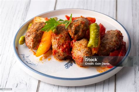 전통적인 수제 터키 음식 코프테 토마토 소스와 감자를 곁들인 코프타 감자 요리에 대한 스톡 사진 및 기타 이미지 Istock