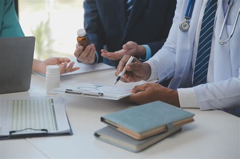 현대 병원의 회의실에서 회의를 갖는 전문 의사들의 국제 팀 의료 및 의료 개발 개념입니다 3 명에 대한 스톡 사진 및 기타 이미지 Istock