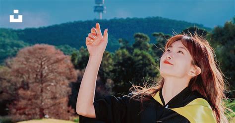 졸업식 가운을 입은 여성이 모자를 허공에 던지고 있다 사진 Unsplash의 무료 호주 국립 대학교 이미지