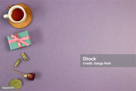 선물 상자 차 한 잔 나무 클립 보라색 배경에 마른 장미 꽃 플랫 레이 상단 뷰 복사 공간 0명에 대한 스톡 사진 및 기타 이미지 Istock