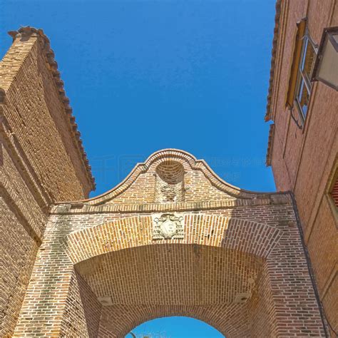 Arch高清图片 西班牙阿尔卡拉德埃纳雷斯圣贝尔纳多门的砖拱 建筑 城市免费下载 格式 2002像素 编号41891172 千图网