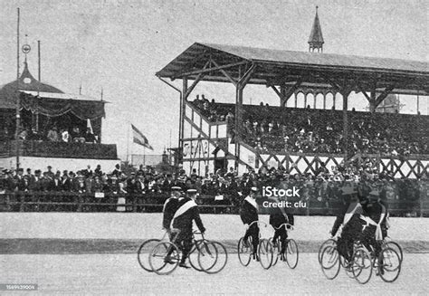 베를린 센테나르 스포츠페스트 자전거 대회 싱크로닉 사이클링 라이겐파렌 Cycling Event에 대한 스톡 벡터 아트 및 기타 이미지 Cycling Event 역사